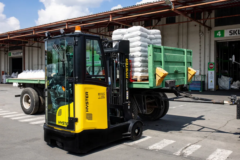 Un nouveau chariot à mât rétractable HYSTER® adapté à l'extérieur - B-CLOSE